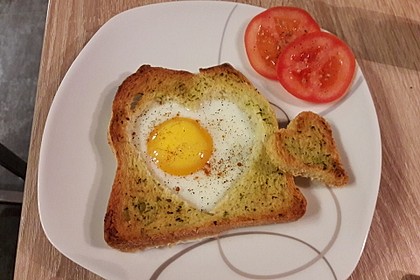 Eier im Toastbrot mit Rosmarin - Butter (Rezept mit Bild) | Chefkoch.de