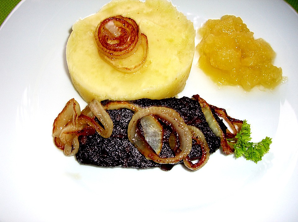 Gebratene Blutwurst auf Kartoffelpüree mit Apfelmus und Röstzwiebeln ...