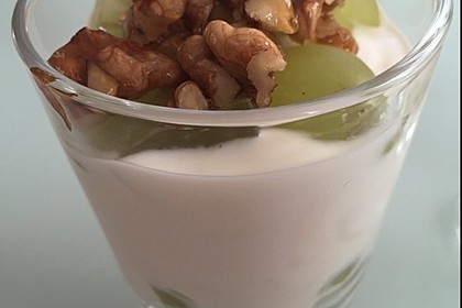 Joghurt mit Weintrauben und karamellisierten Walnüssen von ...