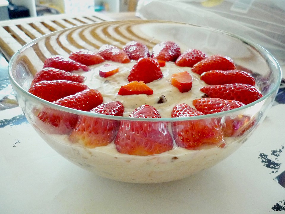 Stracciatella - Pudding mit Erdbeeren von elanda | Chefkoch.de