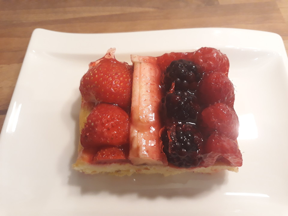 Obstkuchen mit gefülltem Biskuit und Pudding von tolemabe | Chefkoch.de