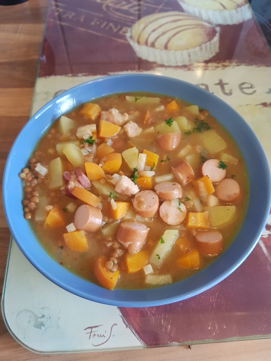 Herzhafter Linseneintopf mit Gemüse und Würstchen von chefkoch ...