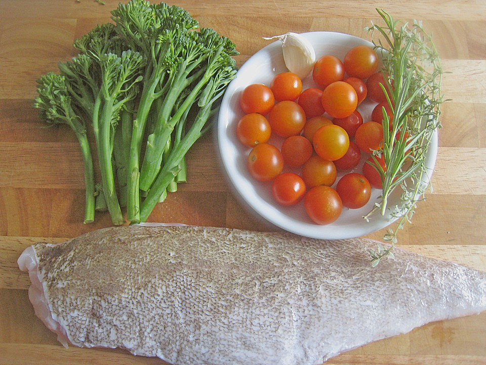 Zackenbarschfilet mit Schmortomaten, Spargoli und Tonnarelli von schrat ...