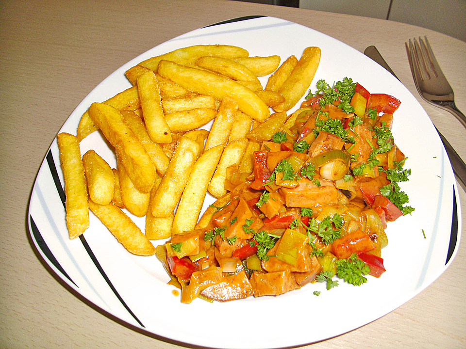Wurstgulasch mit Pommes frites von McMoe | Chefkoch.de