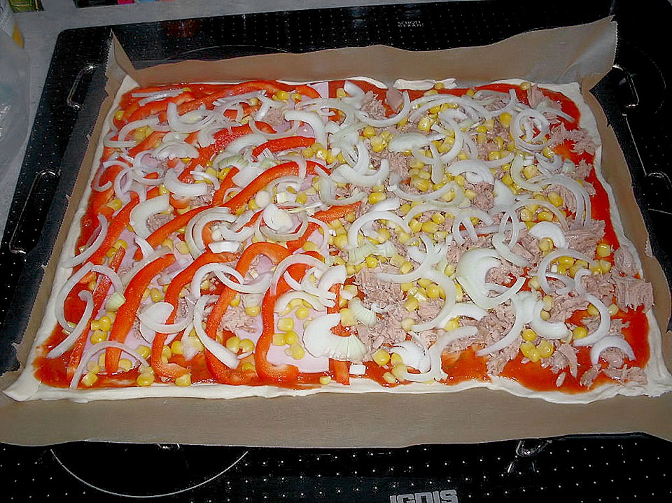 Leckeres Pizza - Blech von SHanai | Chefkoch.de