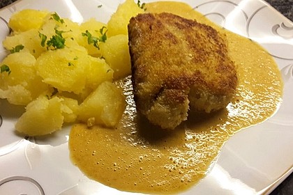 Wolfsbarschfilet auf der Haut gebraten, mit Paprikasauce und ...