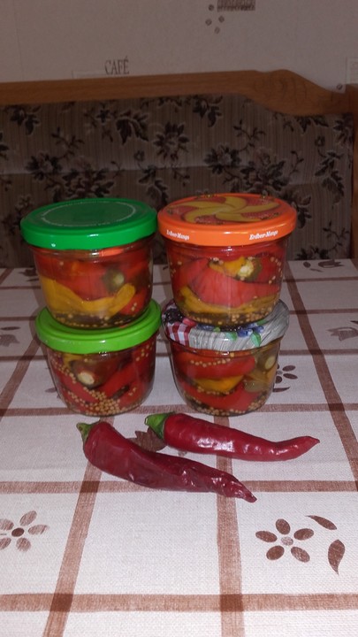 Süßsauer eingelegte Pfefferoni oder Peperoni von blunzen | Chefkoch.de