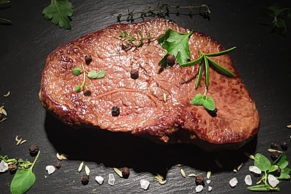 Rindersteaks mit Kräuterrand von timmatver | Chefkoch.de