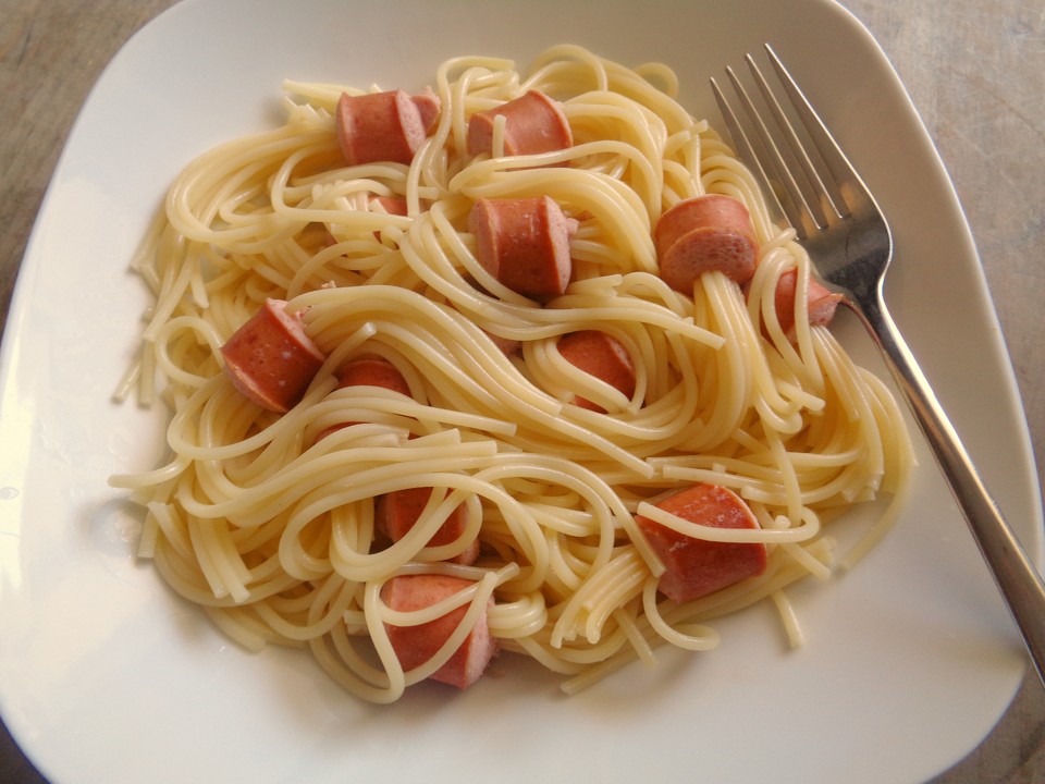 Bockwurst auf Spaghetti aufgespießt von gutundnett | Chefkoch.de