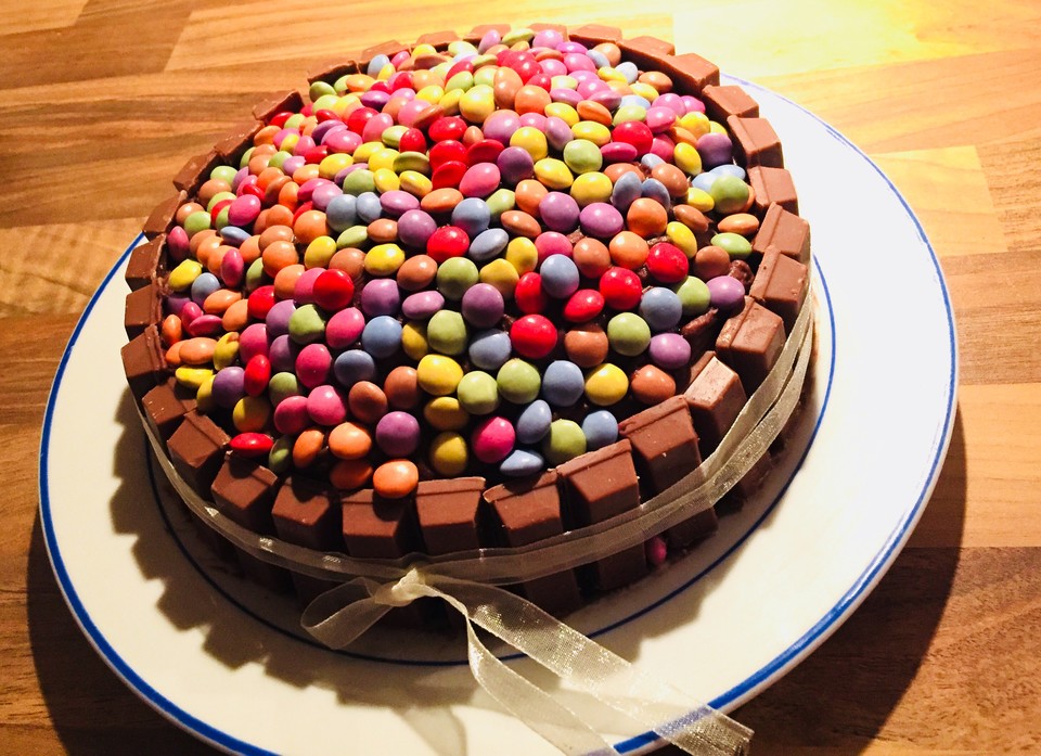 Bunte Schoko-KitKat-Smarties Torte von DannBee | Chefkoch.de