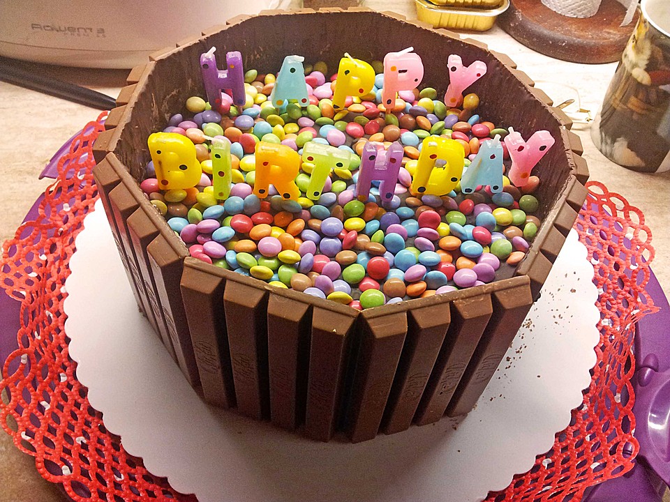 Bunte Schoko-KitKat-Smarties Torte von DannBee | Chefkoch.de