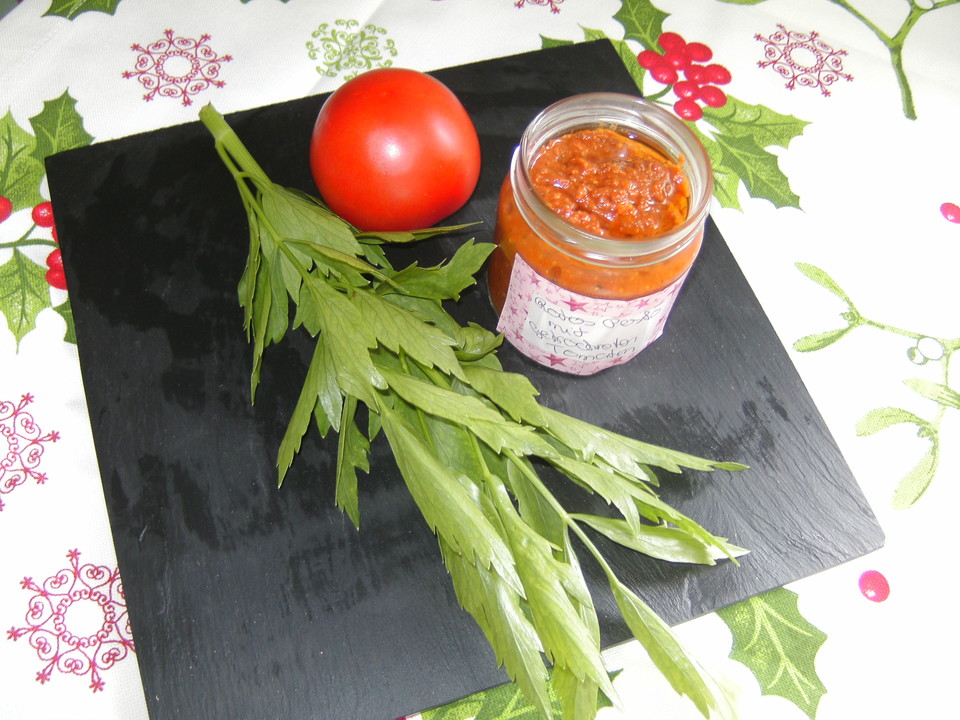 Rotes Pesto mit getrockneten Tomaten von calagoesla | Chefkoch.de Rotes Pesto mit getrockneten Tomaten von calagoesla | Chefkoch.de