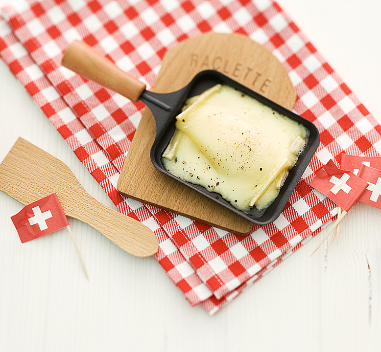 Klassisches Schweizer Raclette mit Zwiebelsalat (Rezept mit Bild ...