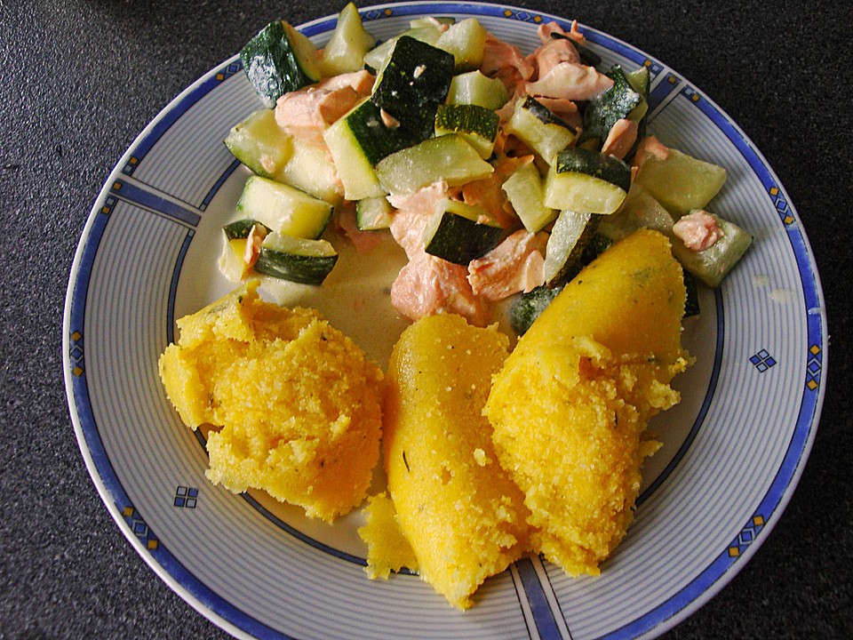 Zucchini-Lachs-Pfanne mit Rosmarin-Polenta von kleineSchildy | Chefkoch.de