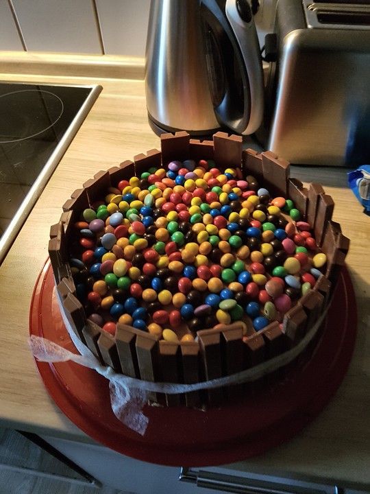 KitKat-Torte mit bunten Smarties von Mysecretin | Chefkoch.de
