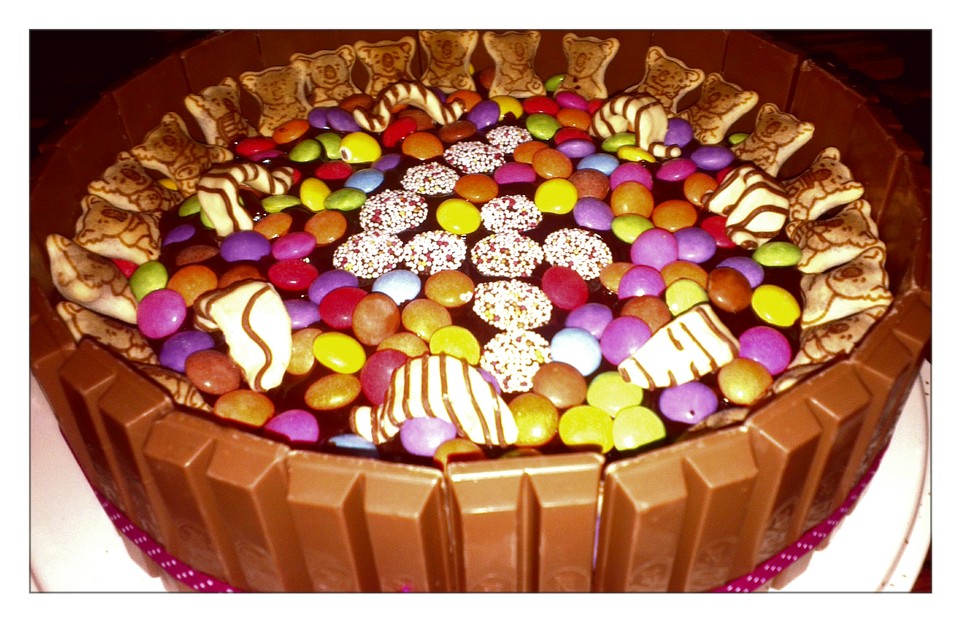 KitKat-Torte mit bunten Smarties von Mysecretin | Chefkoch.de