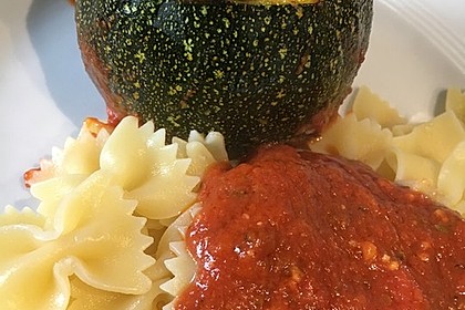 Gefüllte runde Zucchini mit Hackfleisch und Tomatensoße von maxrie ...