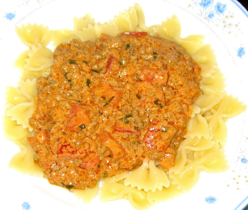 Gehacktes in Paprika - Tomatensoße mit Nudeln von heidchristian ...
